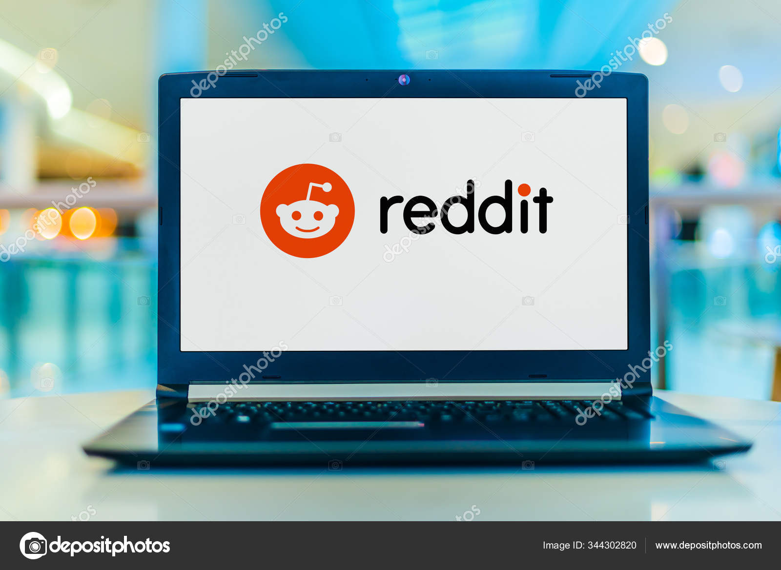 Laptop computer displaying logo of Reddit — Stock Editorial Photo ...