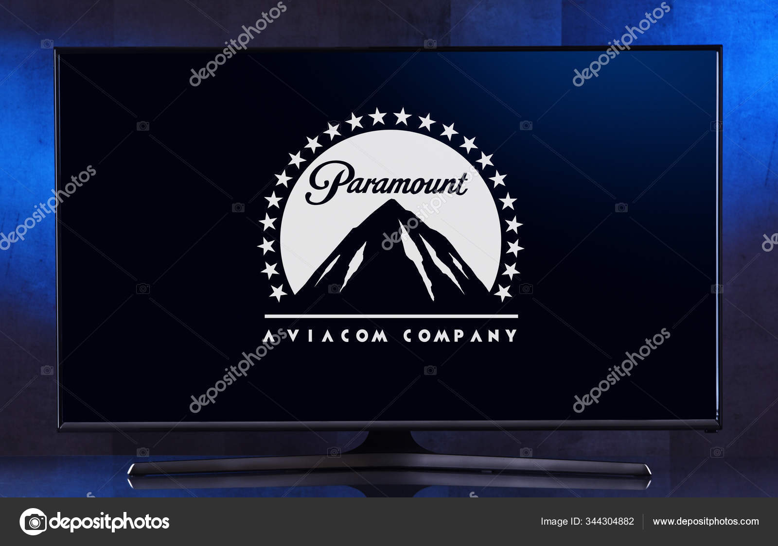 Flat-screen TV set displaying logo of Paramount — Stock Editorial Photo ...