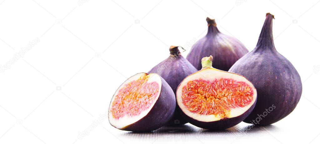 Composición con higos frescos aislados en blanco. 2022