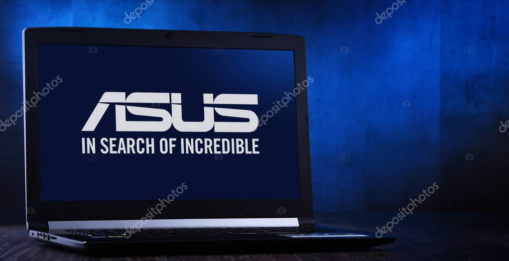 POZNAN, POL - 24 MAR 2020: Computadora port til que muestra el logotipo ...