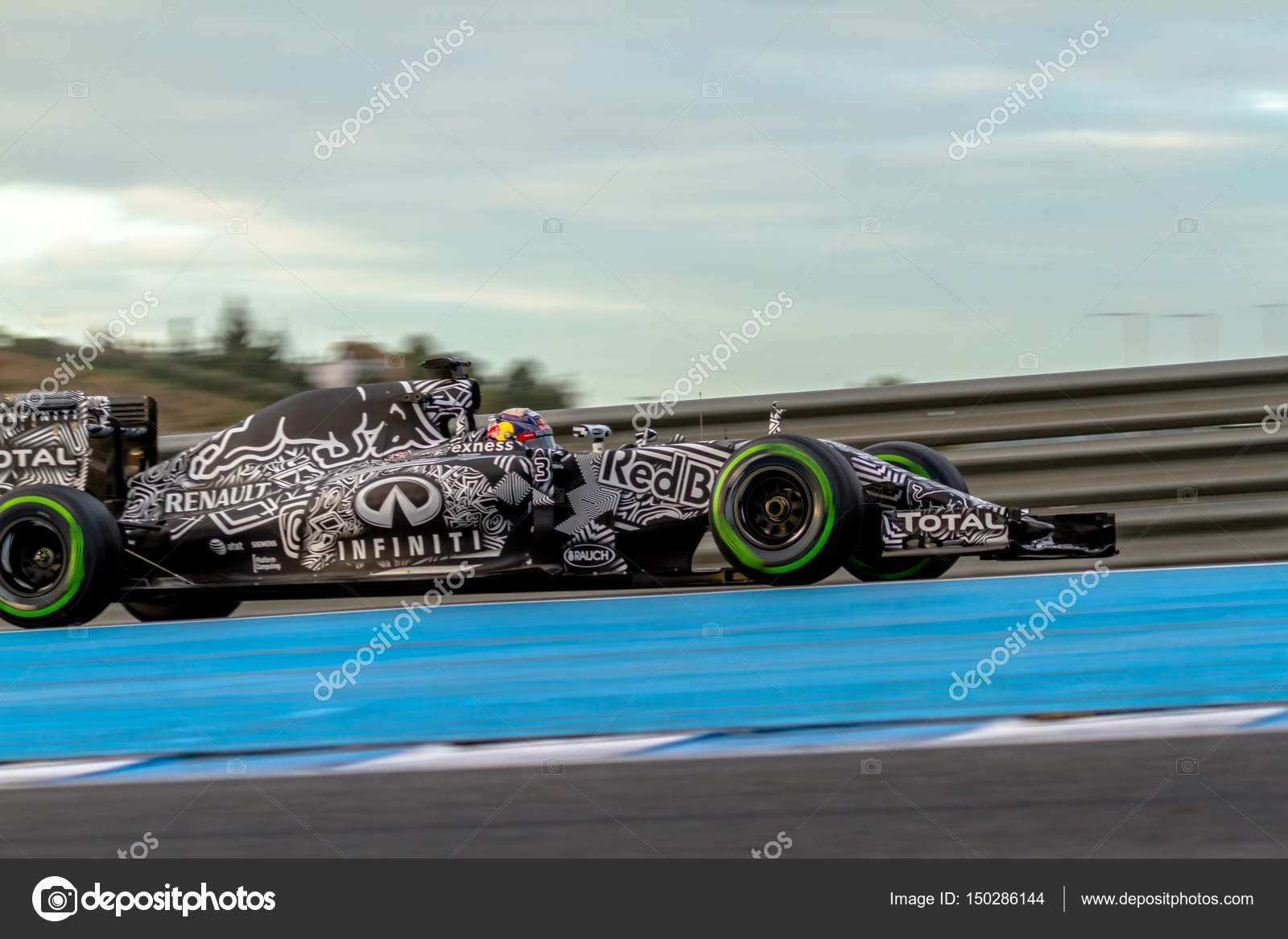 Carreras de toros rojos f1 — Foto editorial de stock © viledevil #150286144
