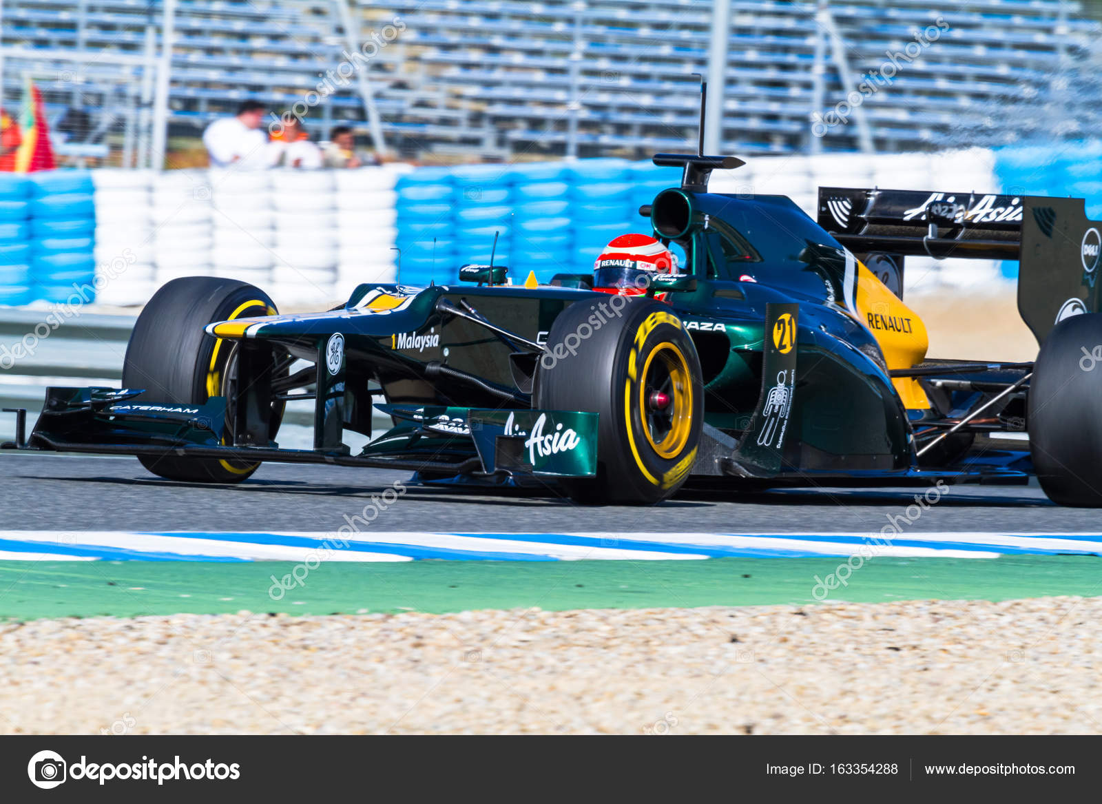 F1 races on training session – Stock Editorial Photo © viledevil #163354288