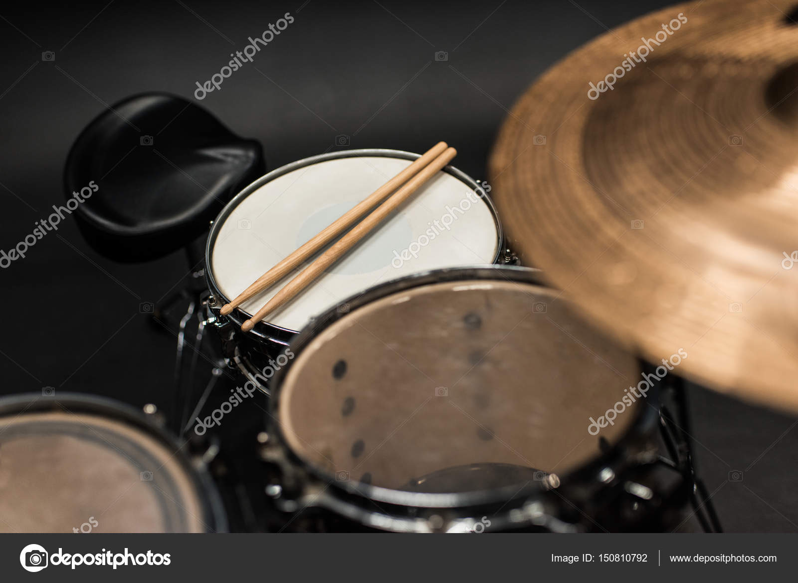 Drums set on stage Stock Photo by ©TarasMalyarevich 150810792