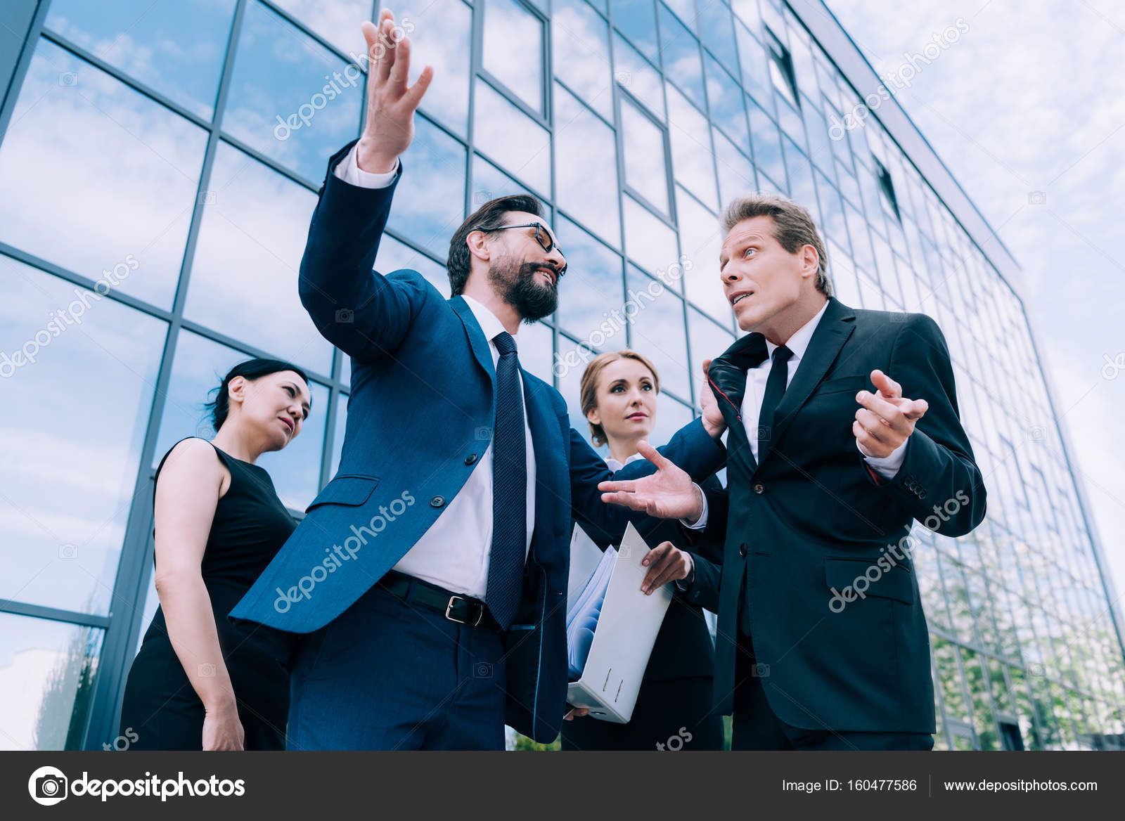 Multiethnic businesspeople having discussion — Stock Photo ... Multiethnic businesspeople having discussion — Stock Photo ...