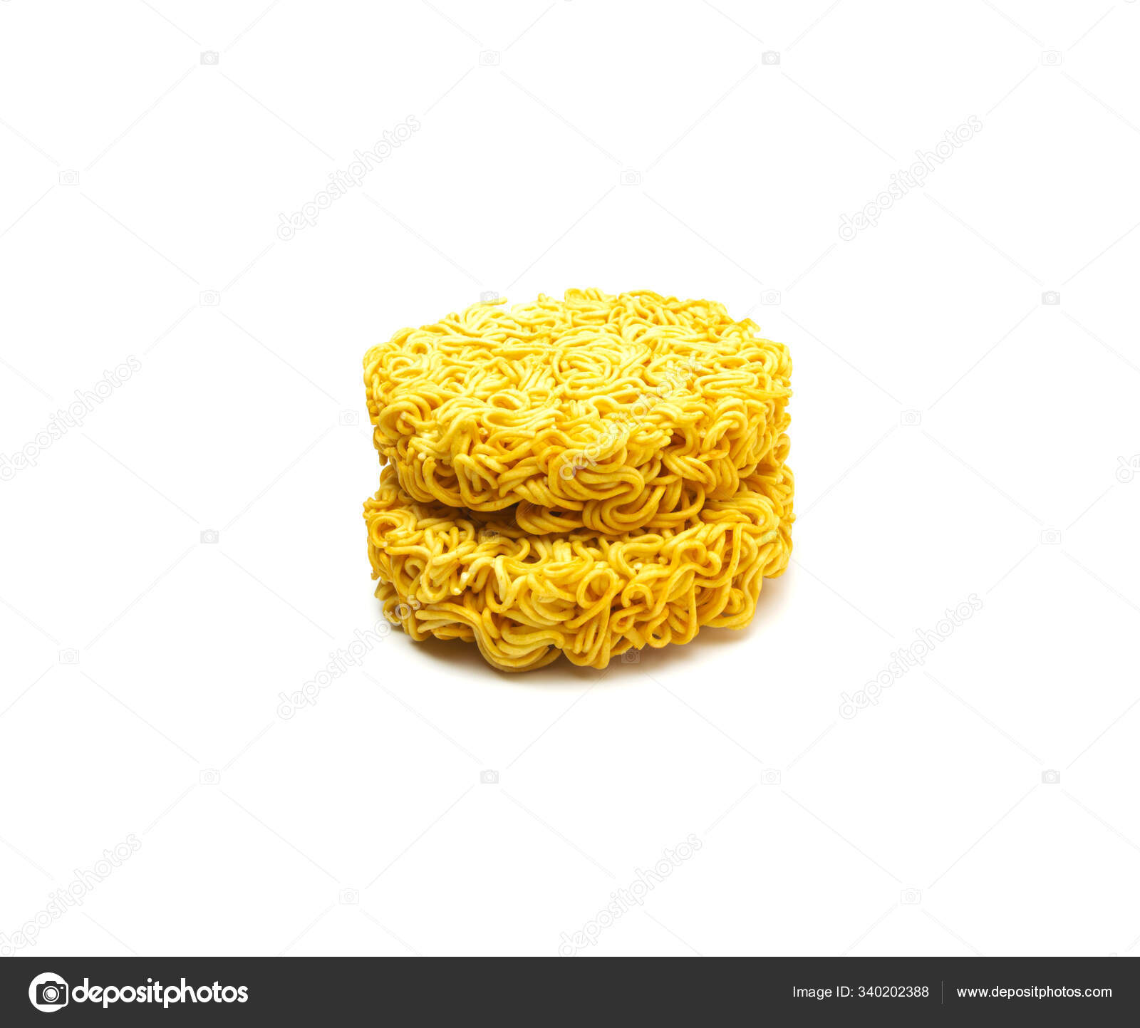 Fideos instantáneos secos crudos aislados sobre fondo blanco. Alimentos ...