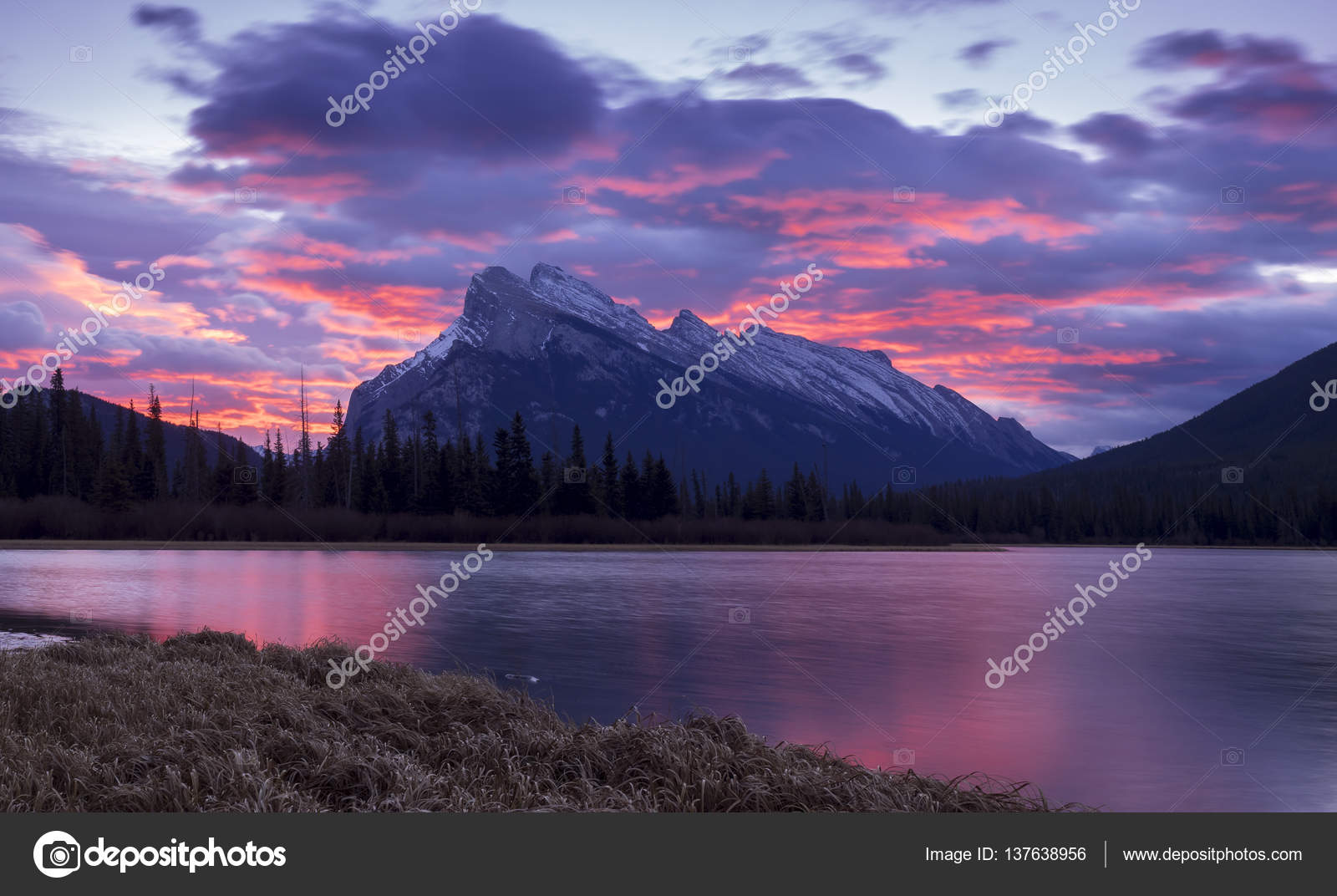 Dramatic sunrise behind Mount Rundle — Stock Photo © jewhyte #137638956