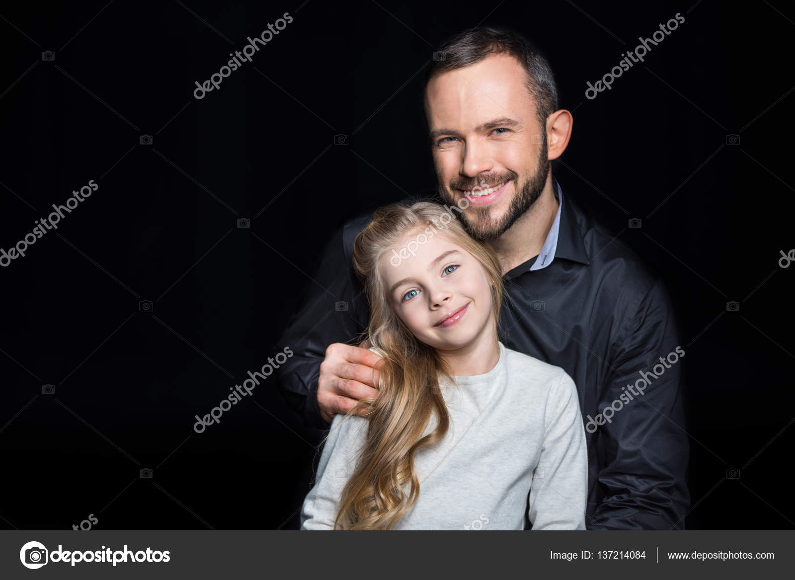 Père Et Fille Souriants Image Libre De Droit Par Igortishenko © 137214084