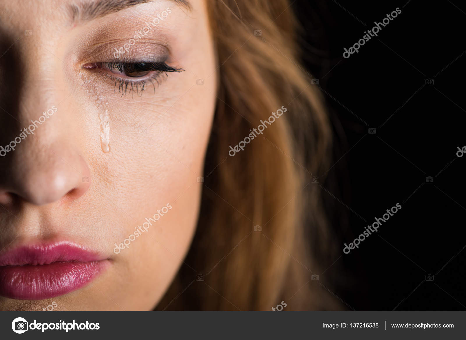 Mujer joven llorando: fotografía de stock © IgorTishenko #137216538 ... Mujer joven llorando: fotografía de stock © IgorTishenko #137216538 ...