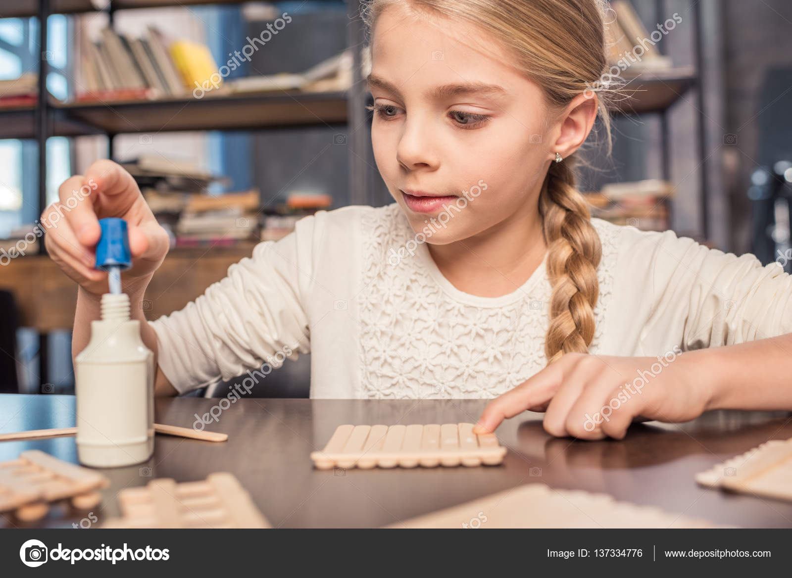 Pequeña niña artesanía: fotografía de stock © IgorTishenko #137334776 ... Pequeña niña artesanía: fotografía de stock © IgorTishenko #137334776 ...