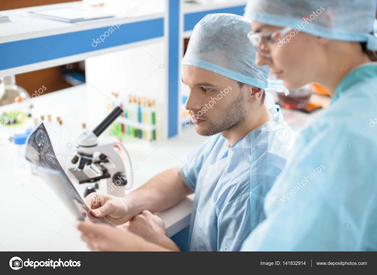 Cirujanos analizando imagen de rayos X: fotografía de stock ...