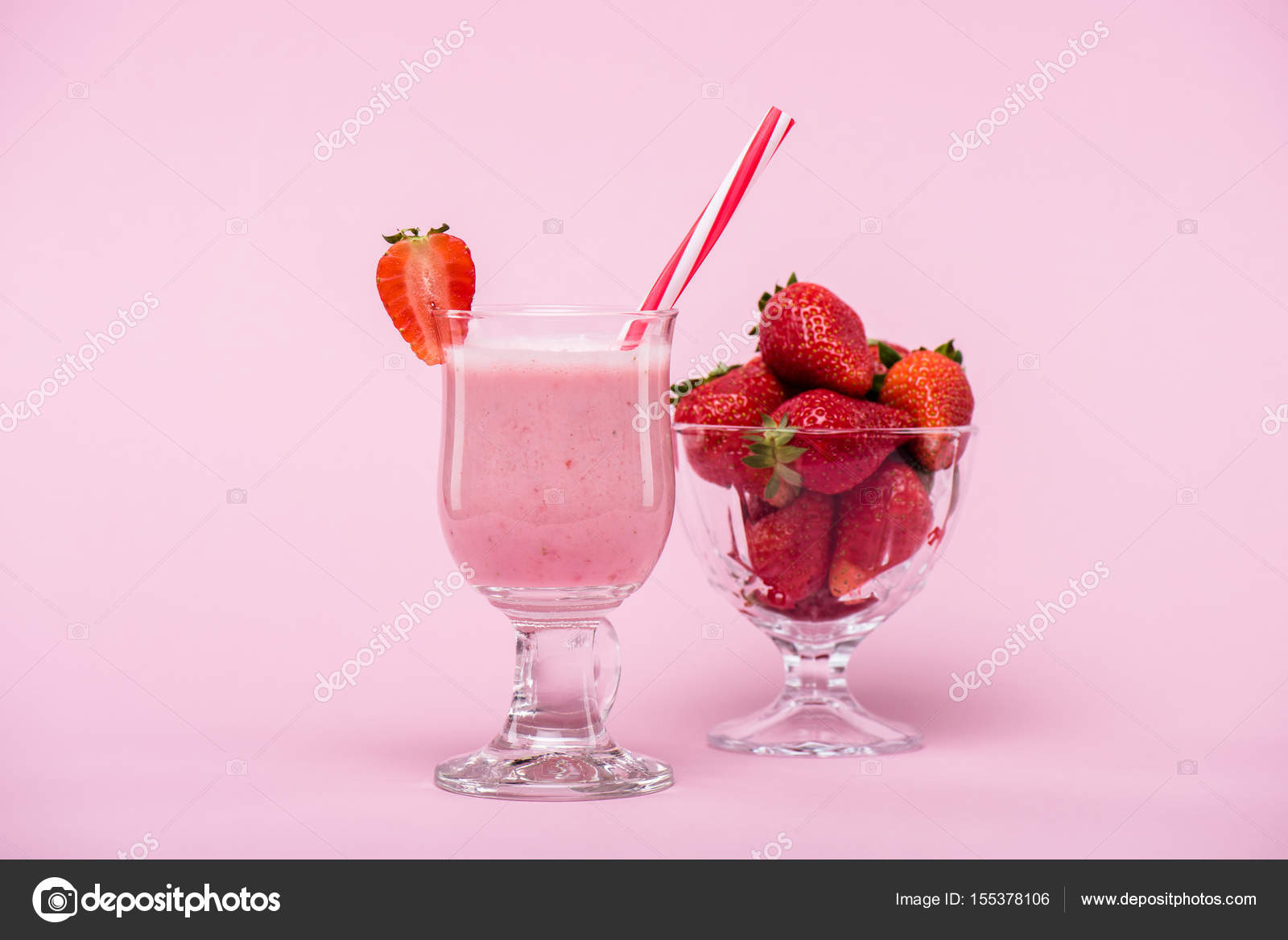 Milkshake de morango delicioso fotos, imagens de © IgorTishenko #155378106