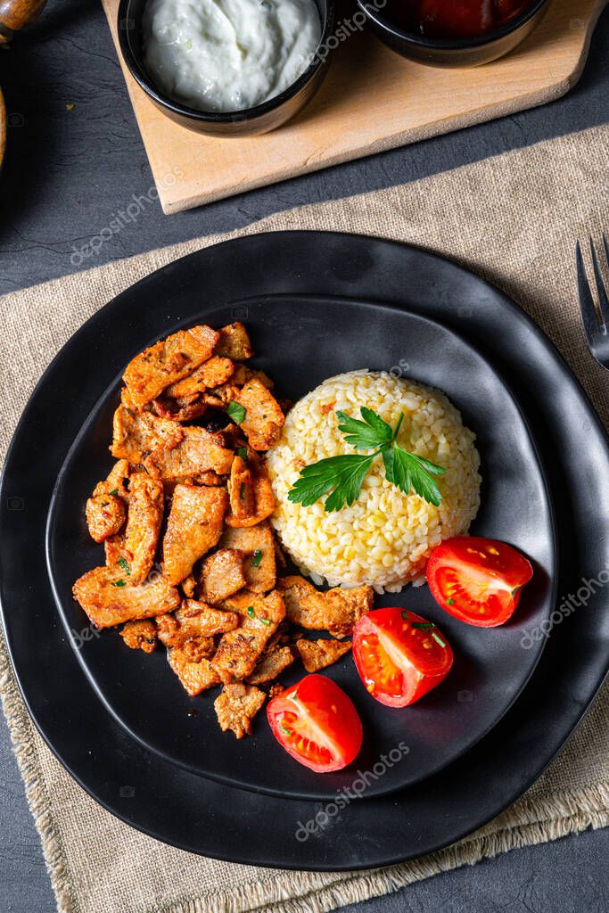 bulgur con carne asada y salsa de yogur 2022