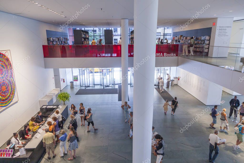 Personas dentro del Museo de Arte Moderno. La colección MoMA tiene 2023