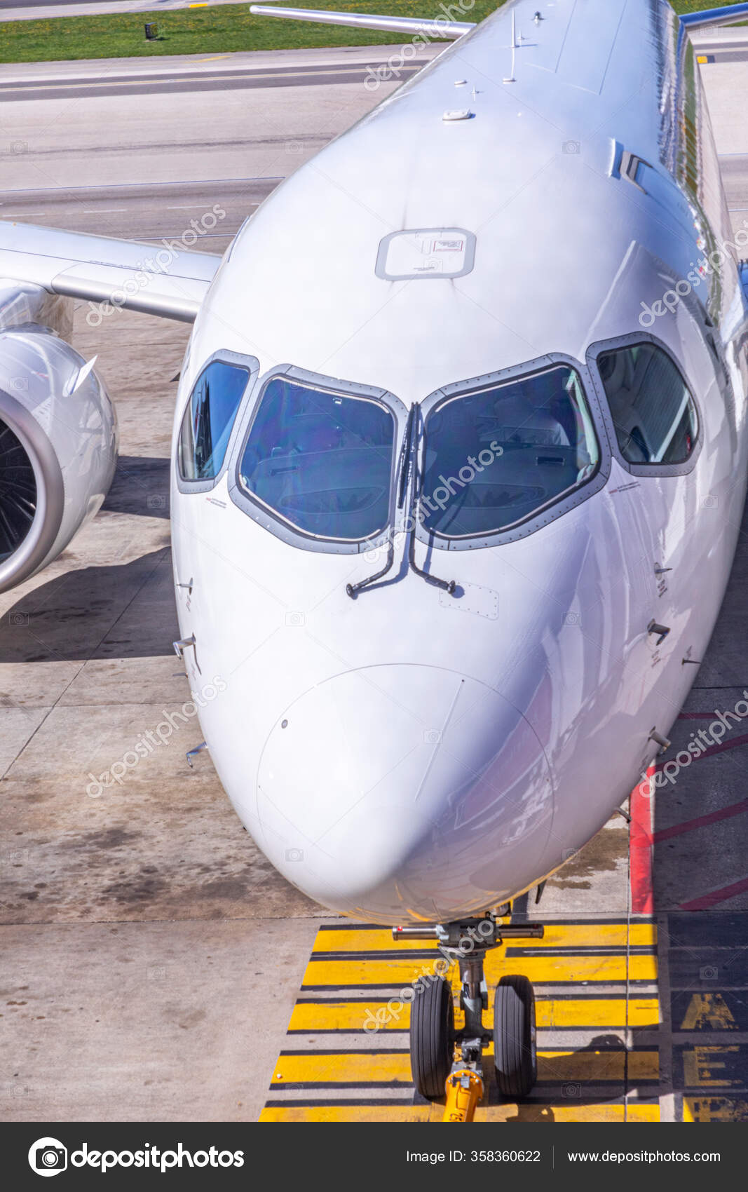 Neutral Aircraft Cockpit View Gate Airport — Stock Photo © Hackman ...