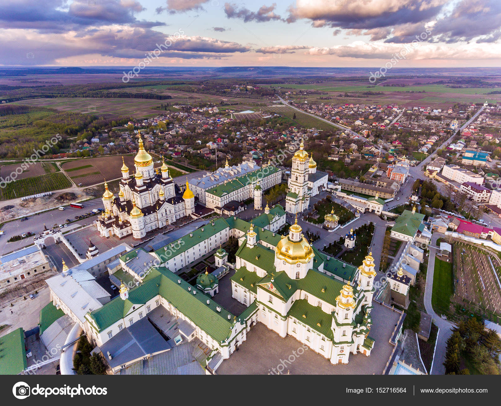 Vista aérea do Mosteiro de Pochaev, Igreja Ortodoxa, Pochayiv Lavra ...