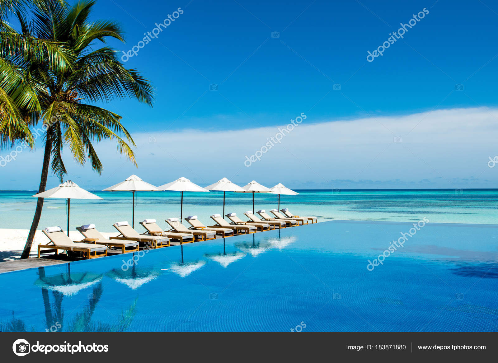 Gran piscina infinita a orillas del Océano Índico con sunbe — Foto ...
