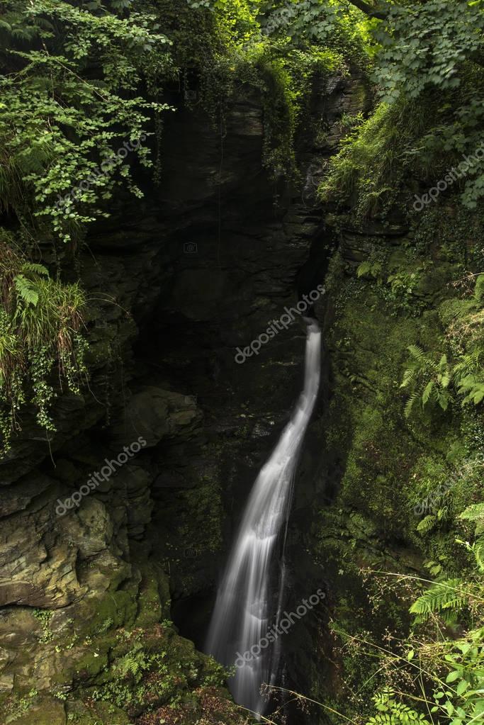 Hermosa cascada que fluye con sensación mágica de cuento de hadas en ...