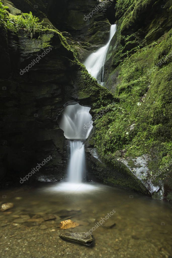 Hermosa cascada que fluye con sensación mágica de cuento de hadas en ...