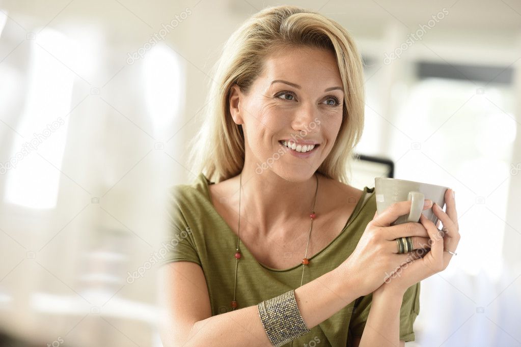 Woman dinking hot tea — Stock Photo © Goodluz #126501014