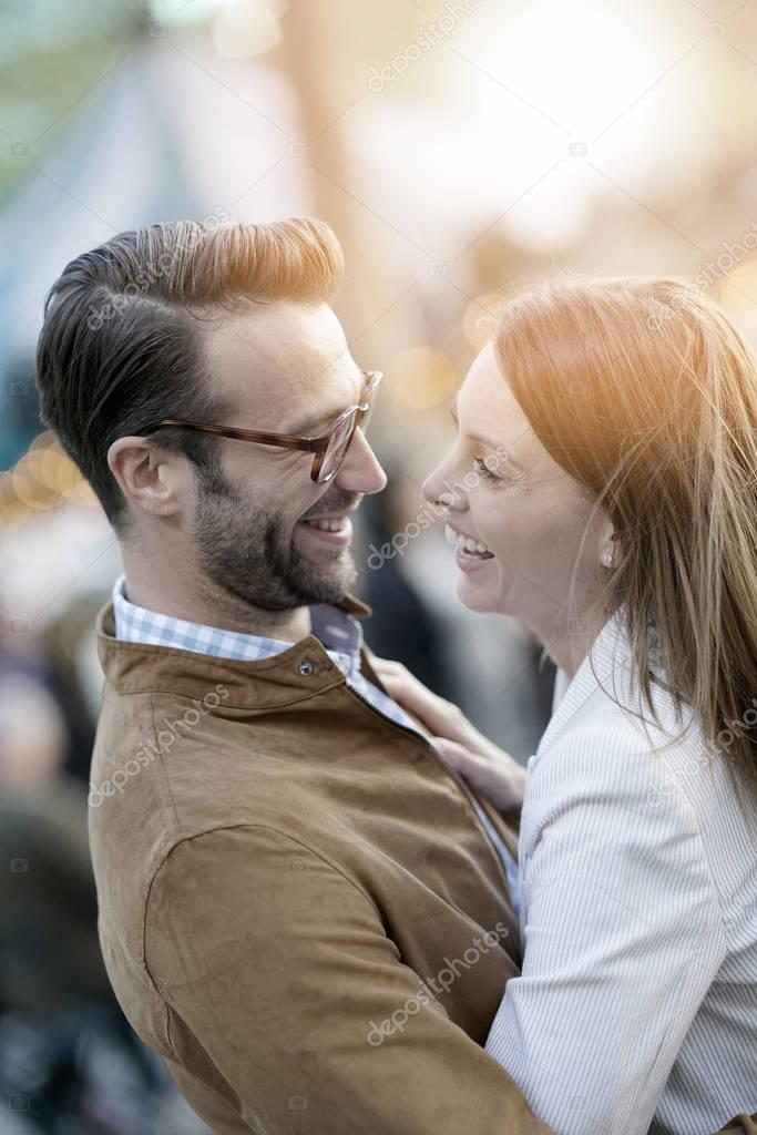Pareja teniendo una cita en Bryant Park 2023