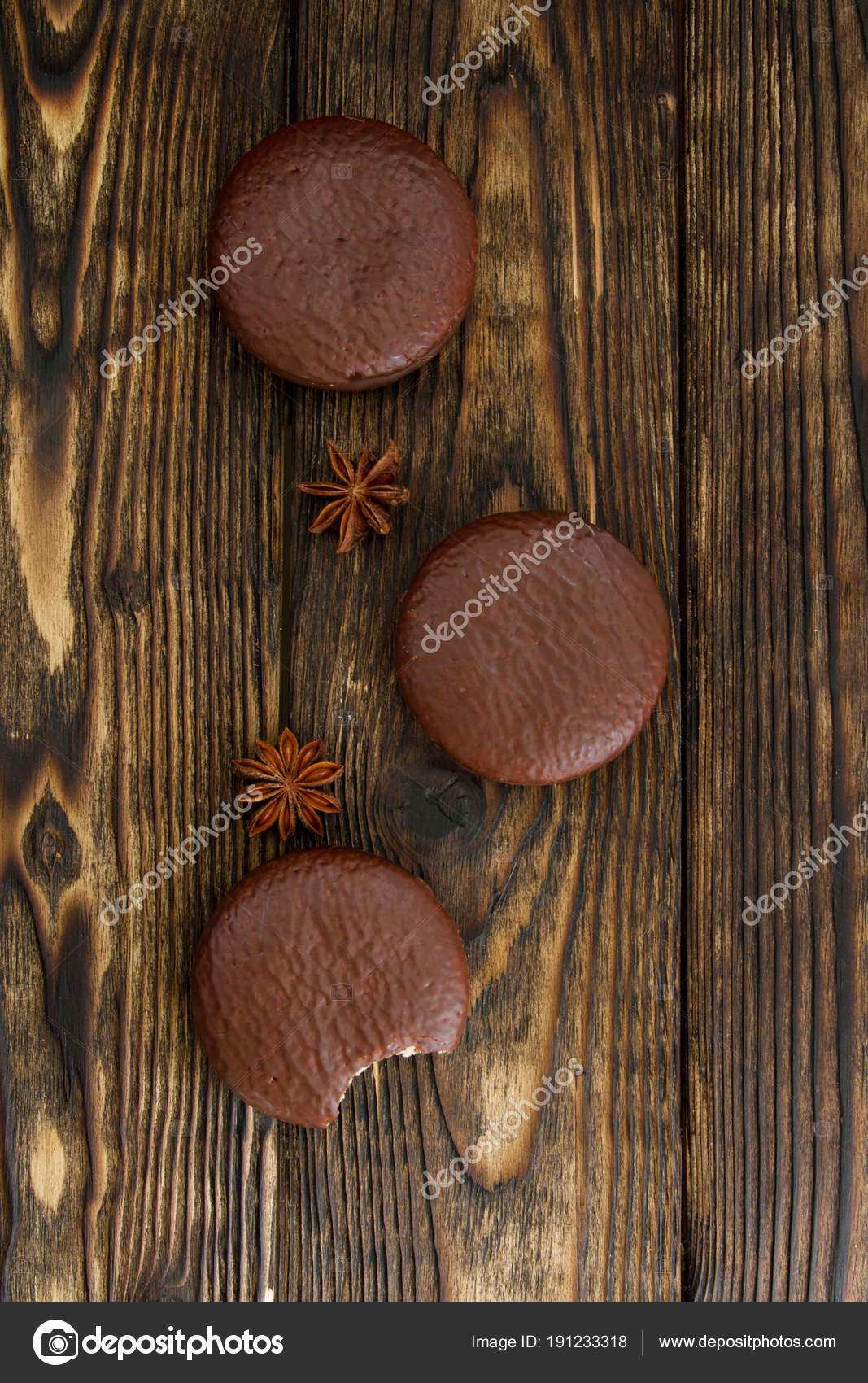 Tres pastel de Choco dulce postre en el pueblo oscuro mesa vieja — Foto ...