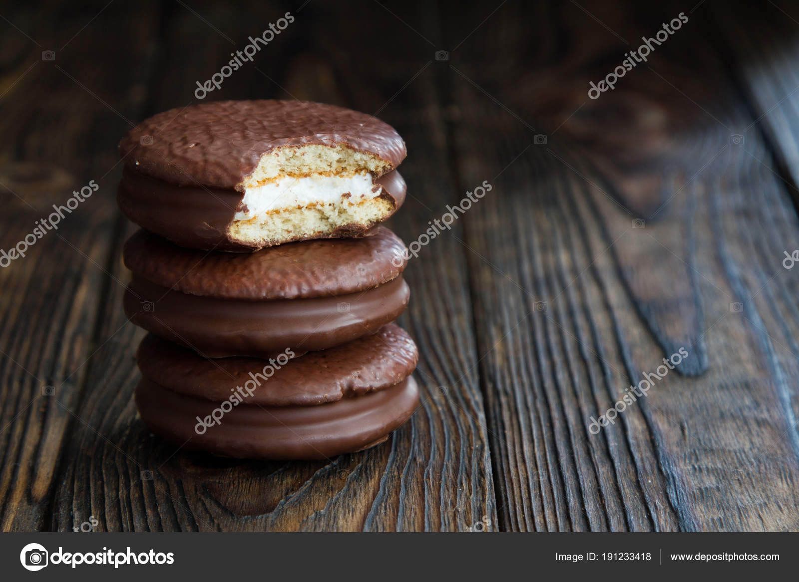 Tres pastel de Choco dulce postre en el pueblo oscuro mesa vieja — Foto ...