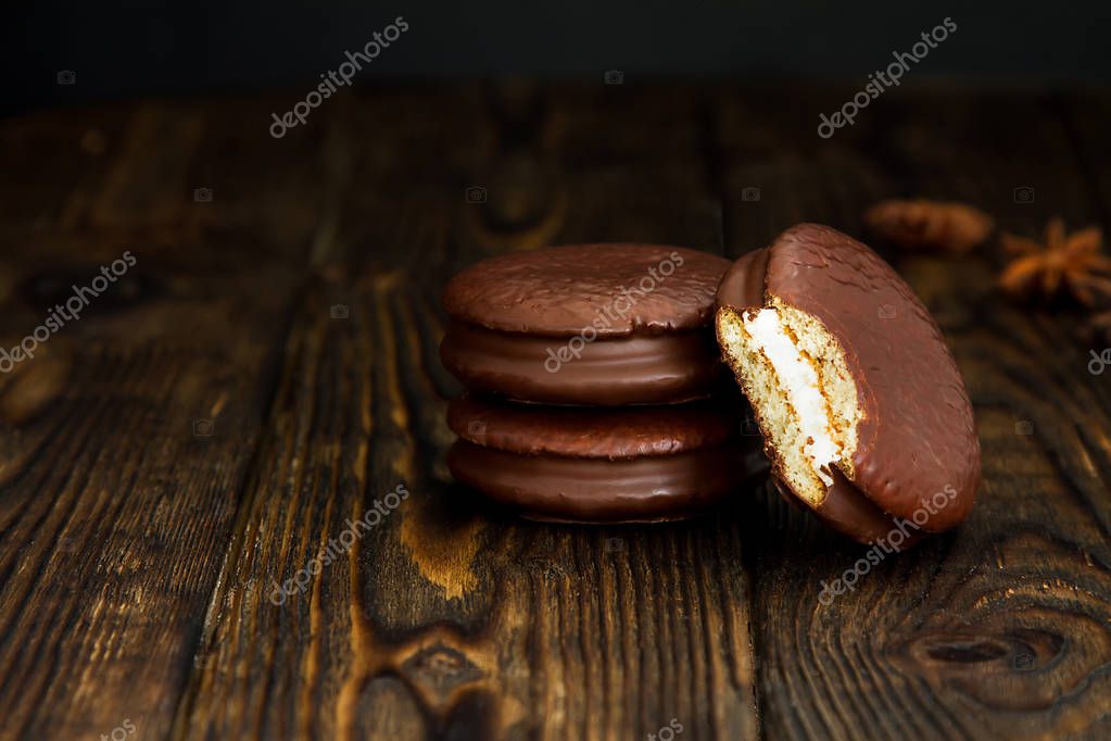 Tres pastel de Choco dulce postre en el pueblo oscuro mesa vieja 2025
