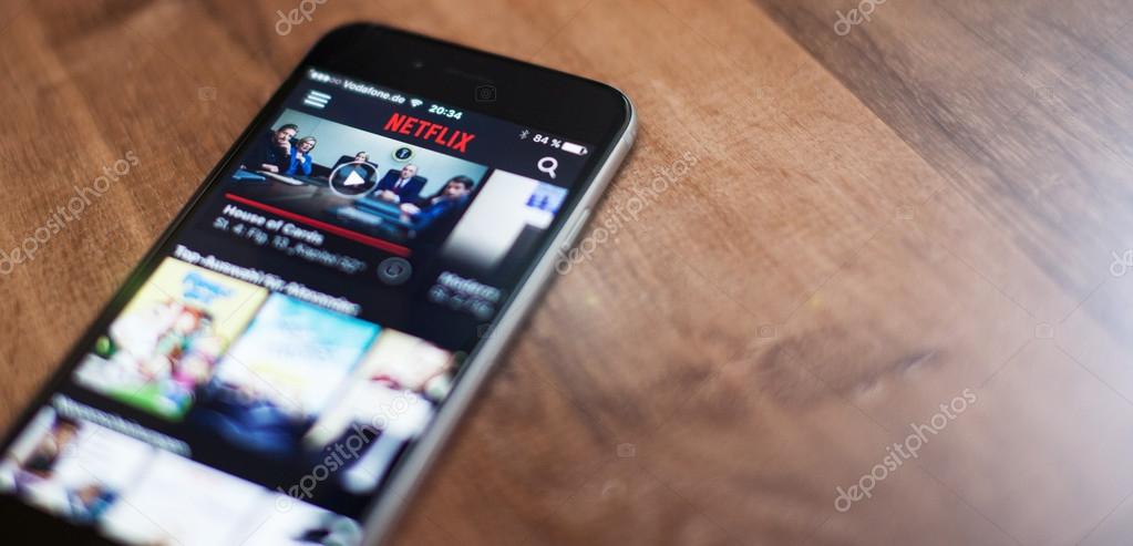 Netflix app on mobile device — Stock Editorial Photo © aa-w #127328634