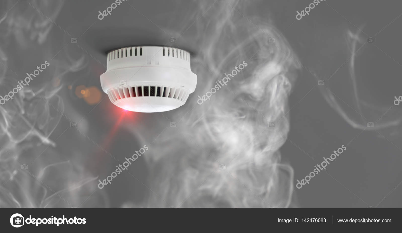 Smoke detector in apartment — Stock Photo © aa-w #142476083