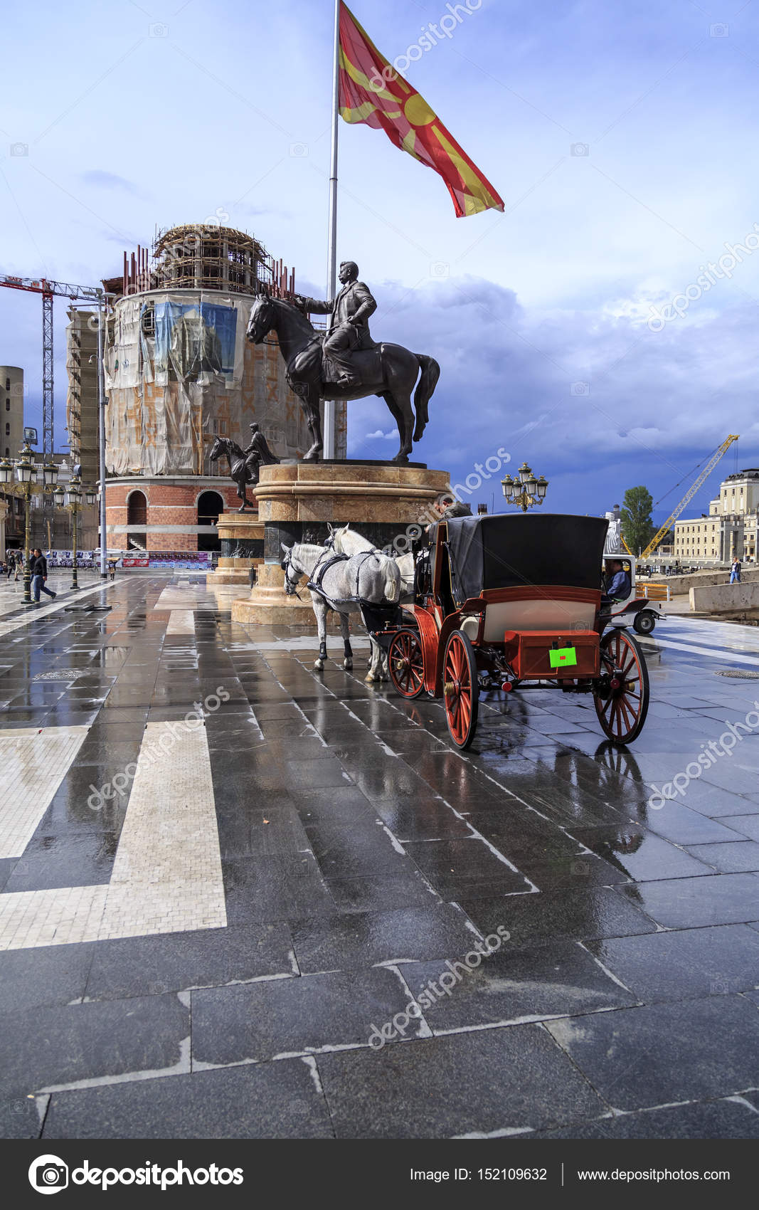 Horse carriage around the monument of Alexander the Great, Skopj ...