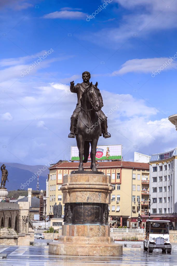 Escultura de bronce de Goce Delchev en el centro de Skopje, Macedonia 2023