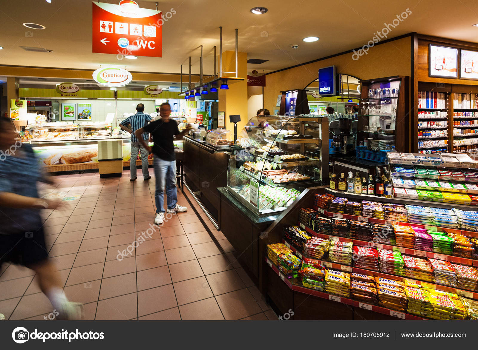 Manger sur l'autoroute A5 de l'autoroute en Allemagne — Photo ...