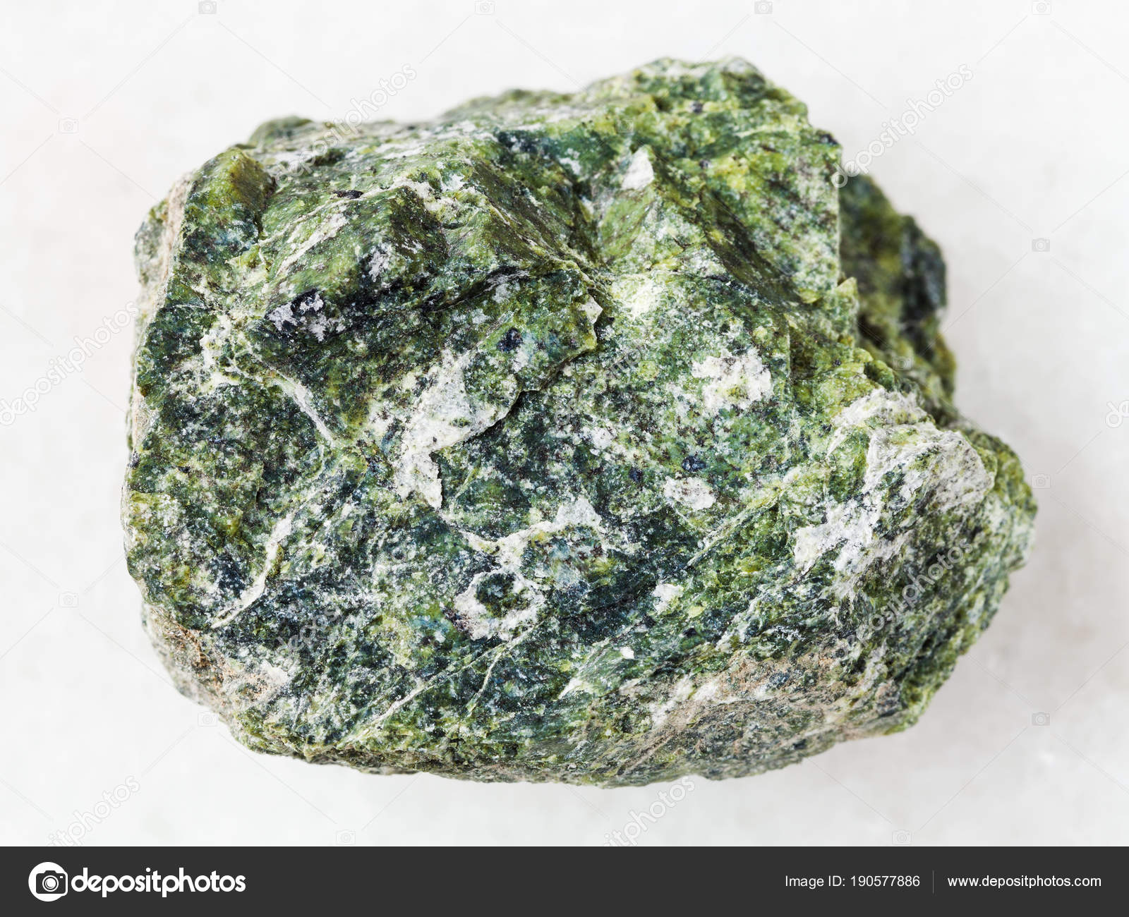 Piedra serpentina áspera sobre mármol blanco — Foto de stock © vvoennyy ...
