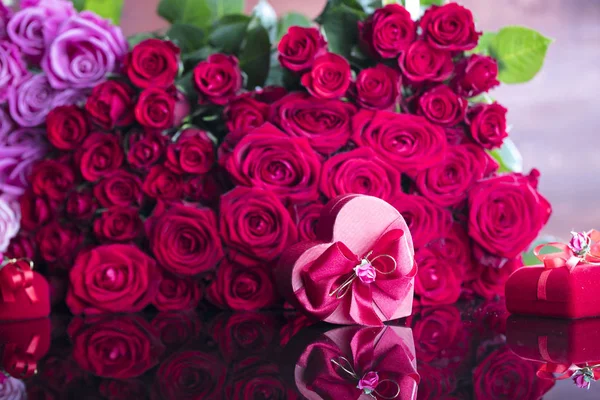 Regalos y rosas fotos de stock, imágenes de Regalos y rosas sin ...