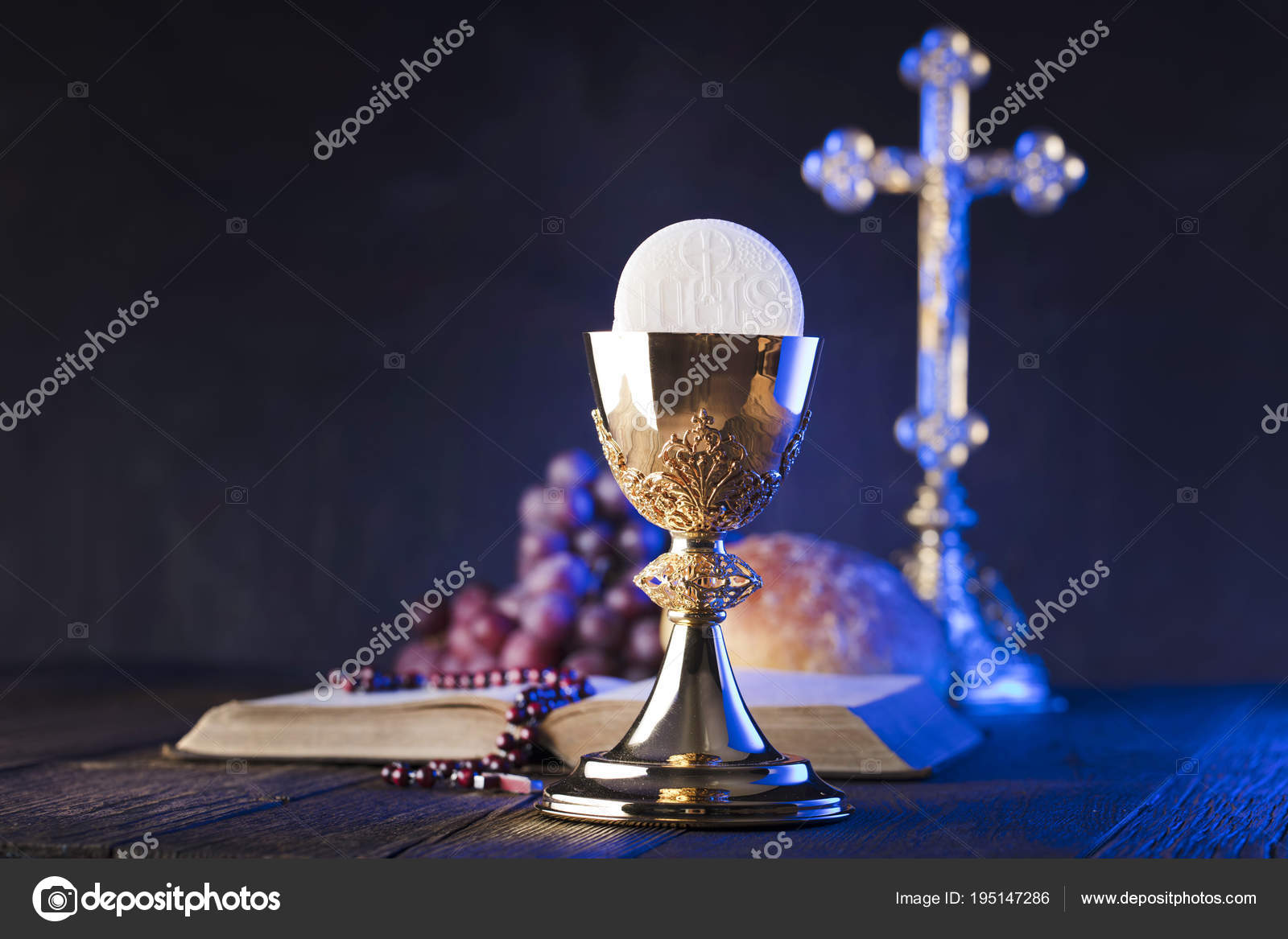 Primeiro Tema Santa Comunhão Cruz Bíblia Sagrada Rosário Cálice Ouro ...