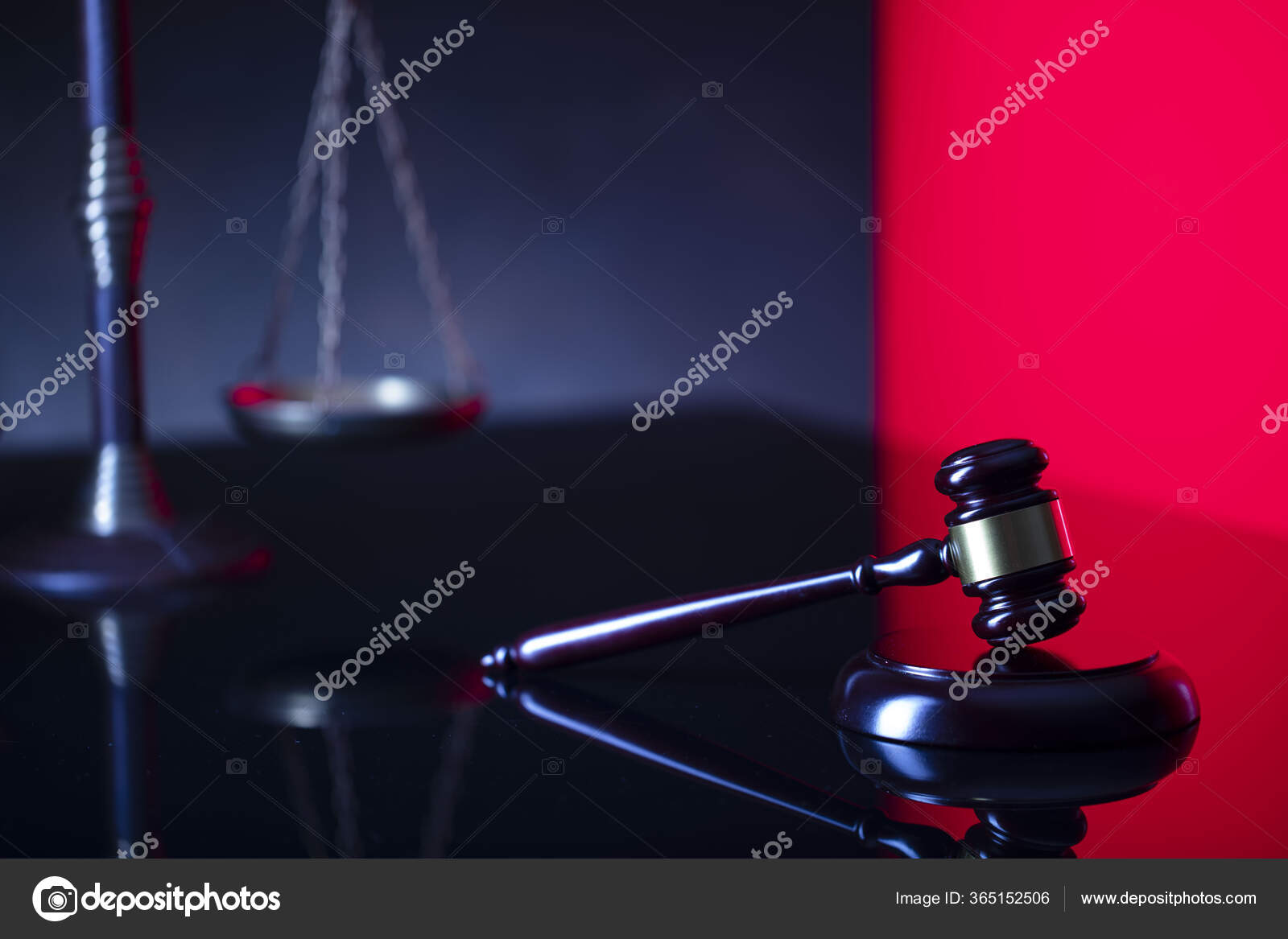 Composición Los Símbolos Legales Martillo Escala Sobre Fondo Azul Rojo ...