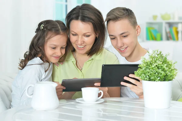 Family using computer Stock Photos, Royalty Free Family using computer ...
