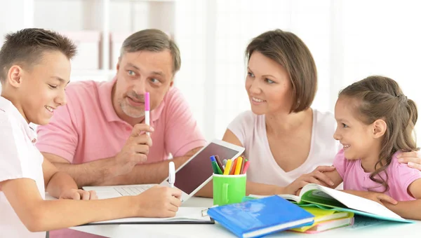 Familia haciendo tareas fotos de stock, imágenes de Familia haciendo ...