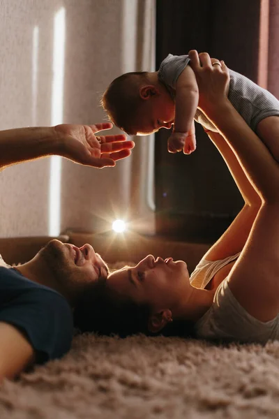 Bebe Jugando Con Sus Padres