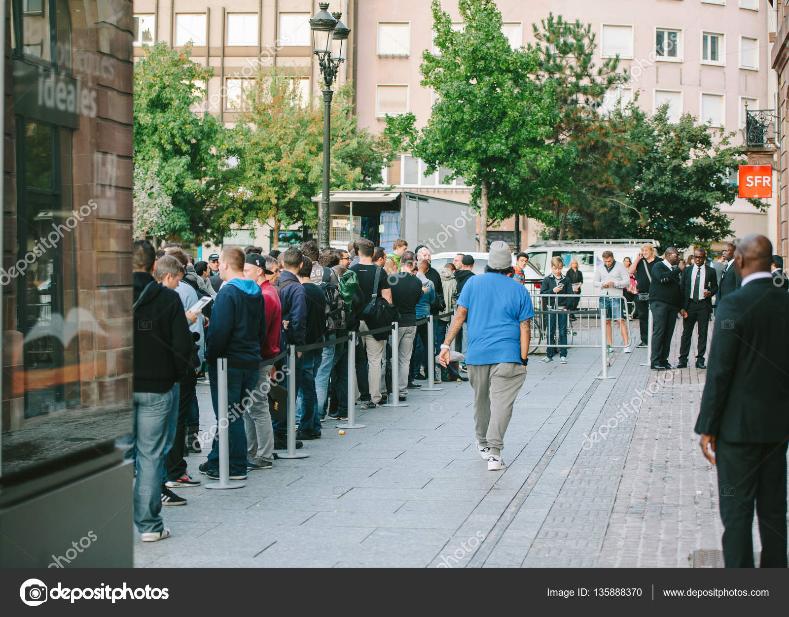 Apple Store waiting line new phone computer – Stock Editorial Photo ...