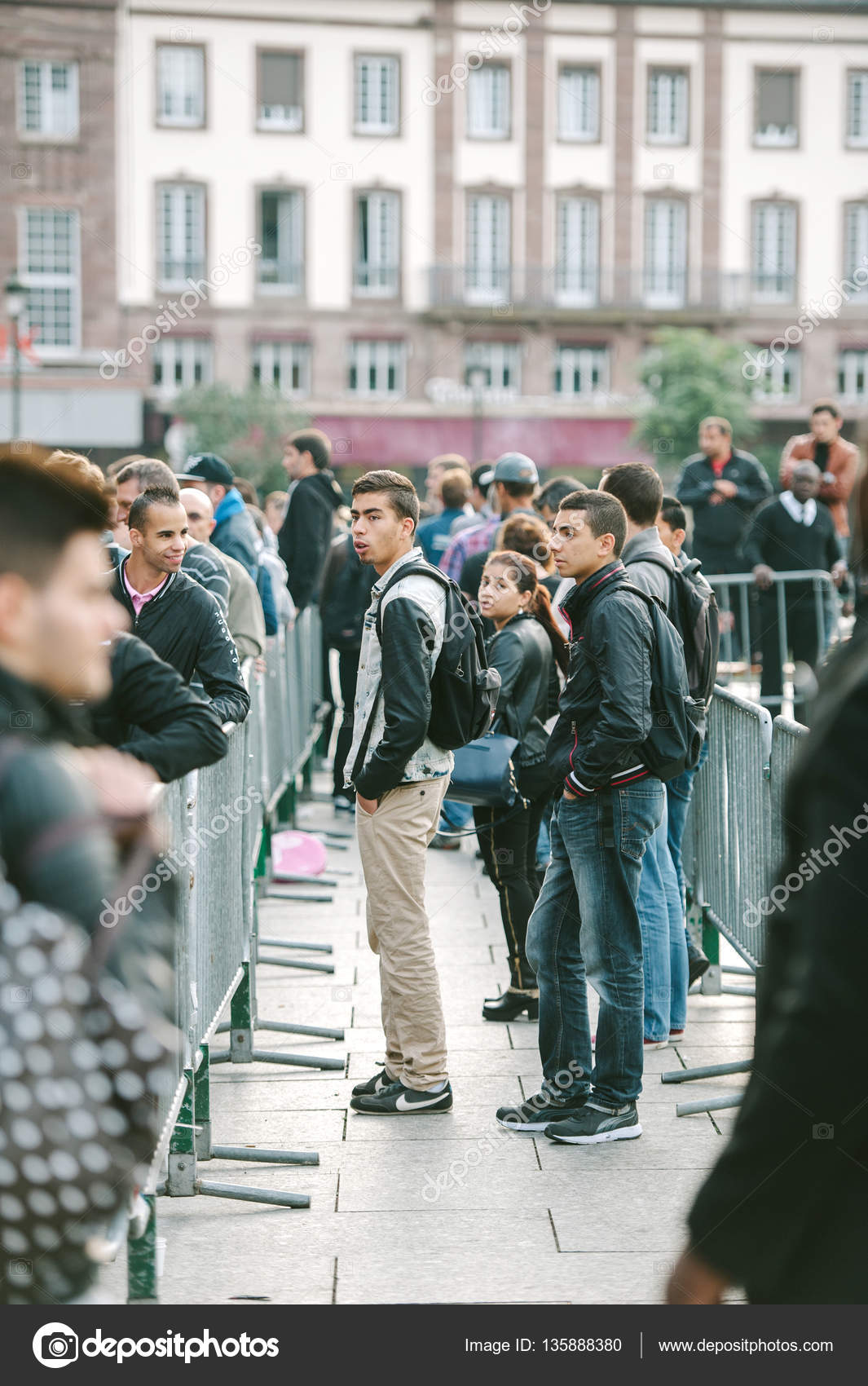 Apple Store waiting line new phone computer – Stock Editorial Photo ...