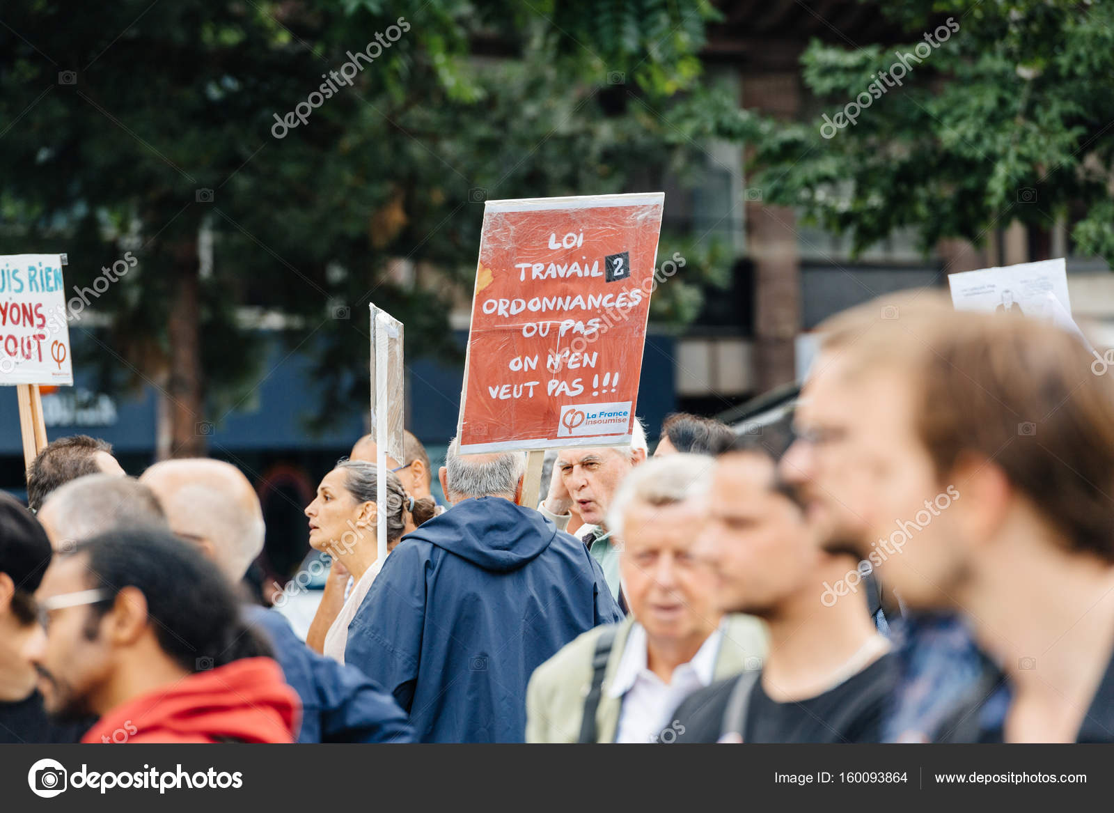 Seniors and youngs protesting against Macron labor law — Stock ...