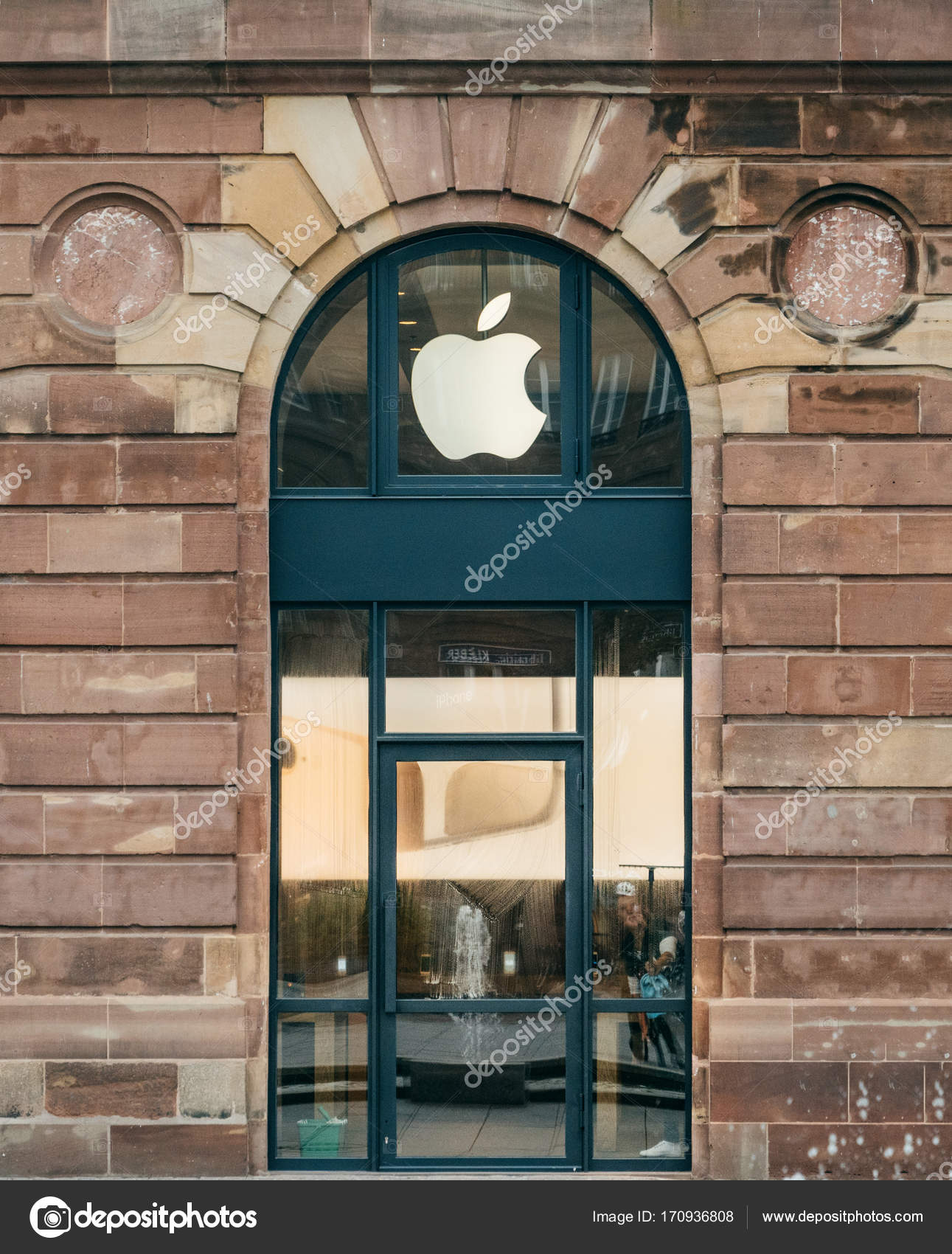 Window washing at the Apple Store before opening - large facade – Stock ...