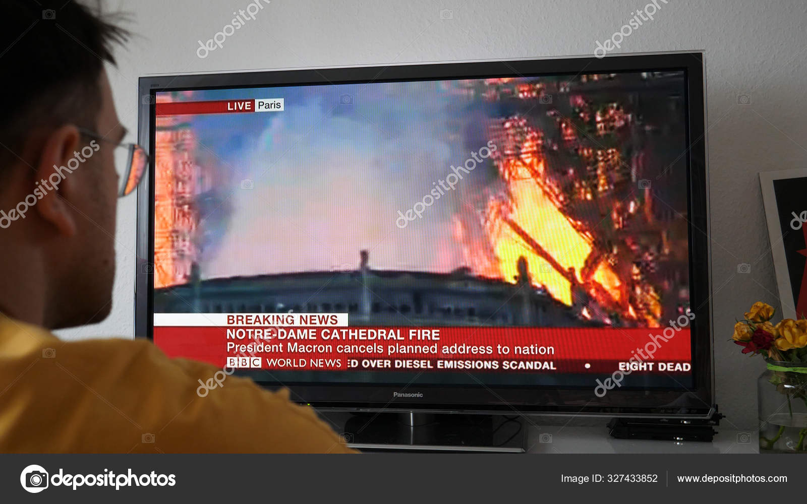 BBC channel live broadcast from the Notre-Dame de Paris fire — Stock ...
