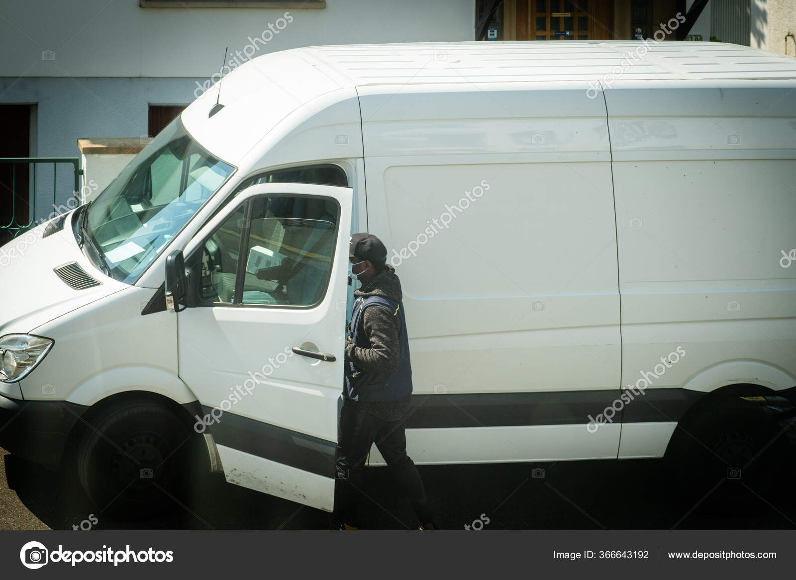Parcel delivery employee wearing a respiratory medical mask — Stock ...