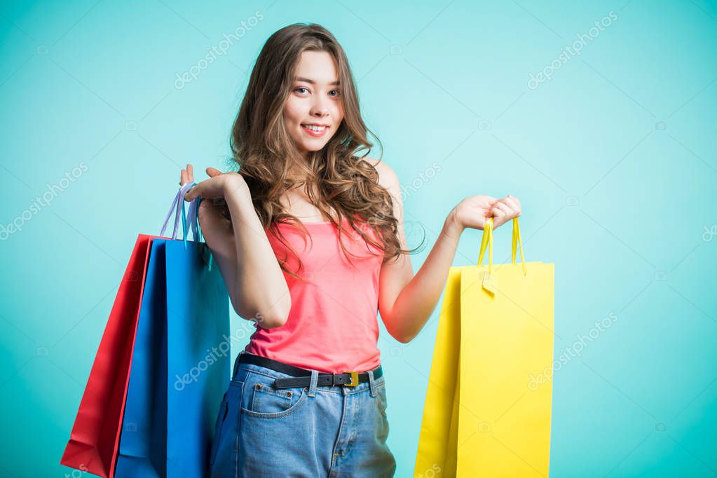 Mujer de compras. Mujer feliz con bolsas de compras. Juventud, concepto de estilo de vida 2023