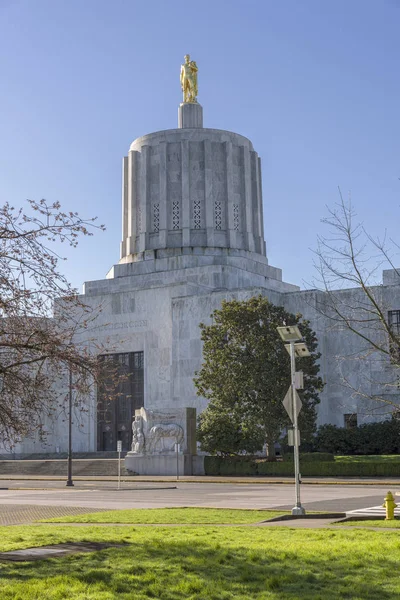 State capitol building Salem Oregon. — Stock Photo © Rigucci #146643795