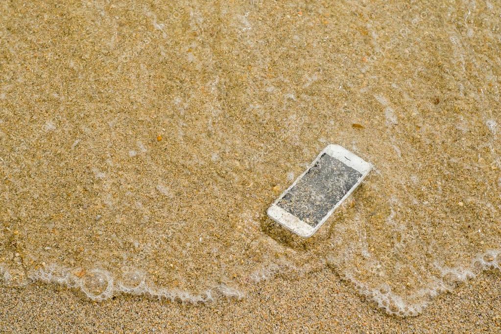 Perdido teléfono inteligente cayó Desaparecer en la playa 2022