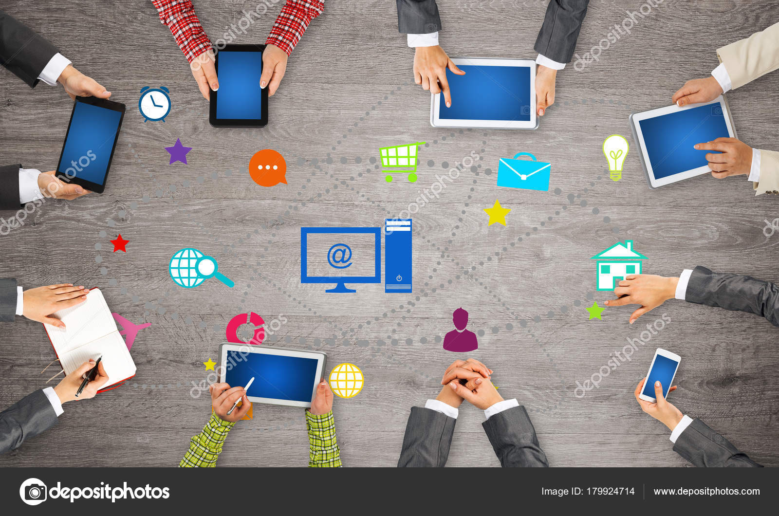 Grupo de personas con dispositivos en las manos — Foto de stock ...