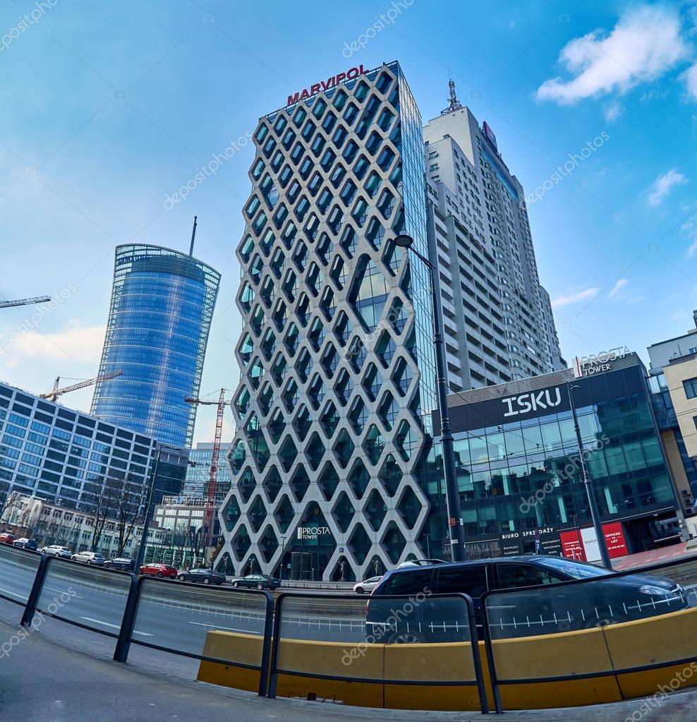Varsovia, Polonia - 05 de marzo de 2017: El edificio de oficinas Prosta Tower es un edificio de ...